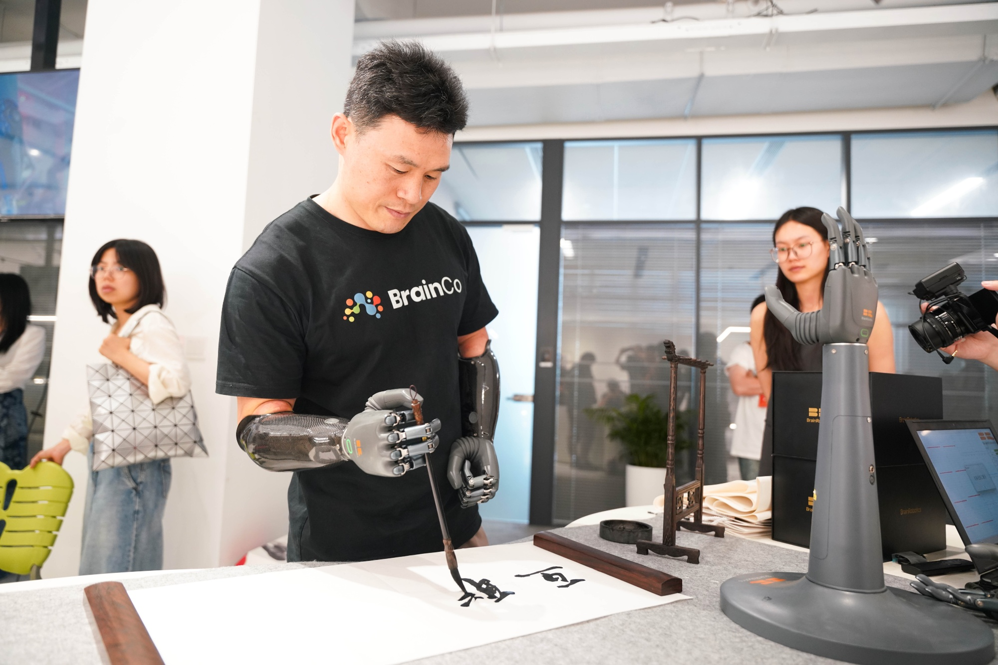 BrainCo Unveils Brain-Controlled Bionic Hand That Lets You do ...